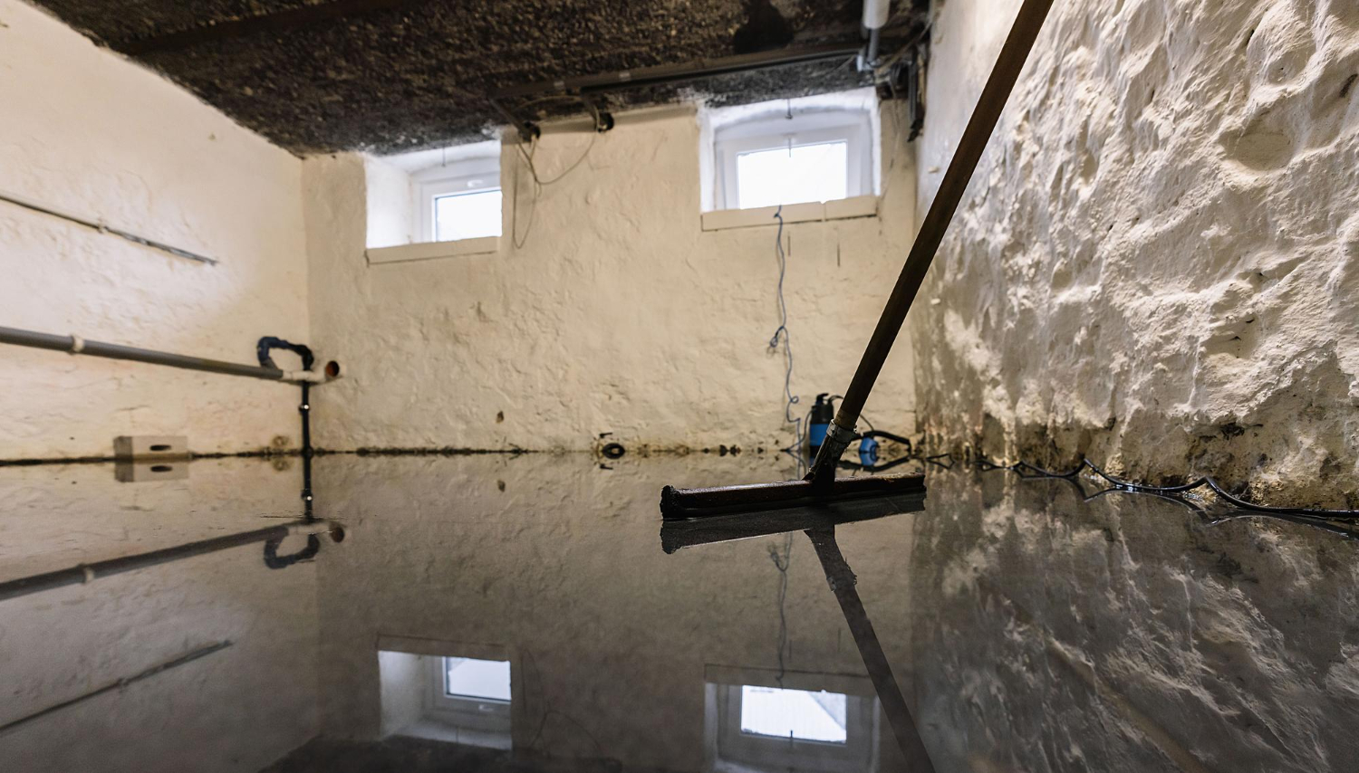 Steps to Start Water Mitigation After a Burst Pipe